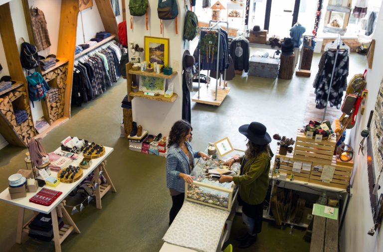 How to use customer facing display to optimize sales process?