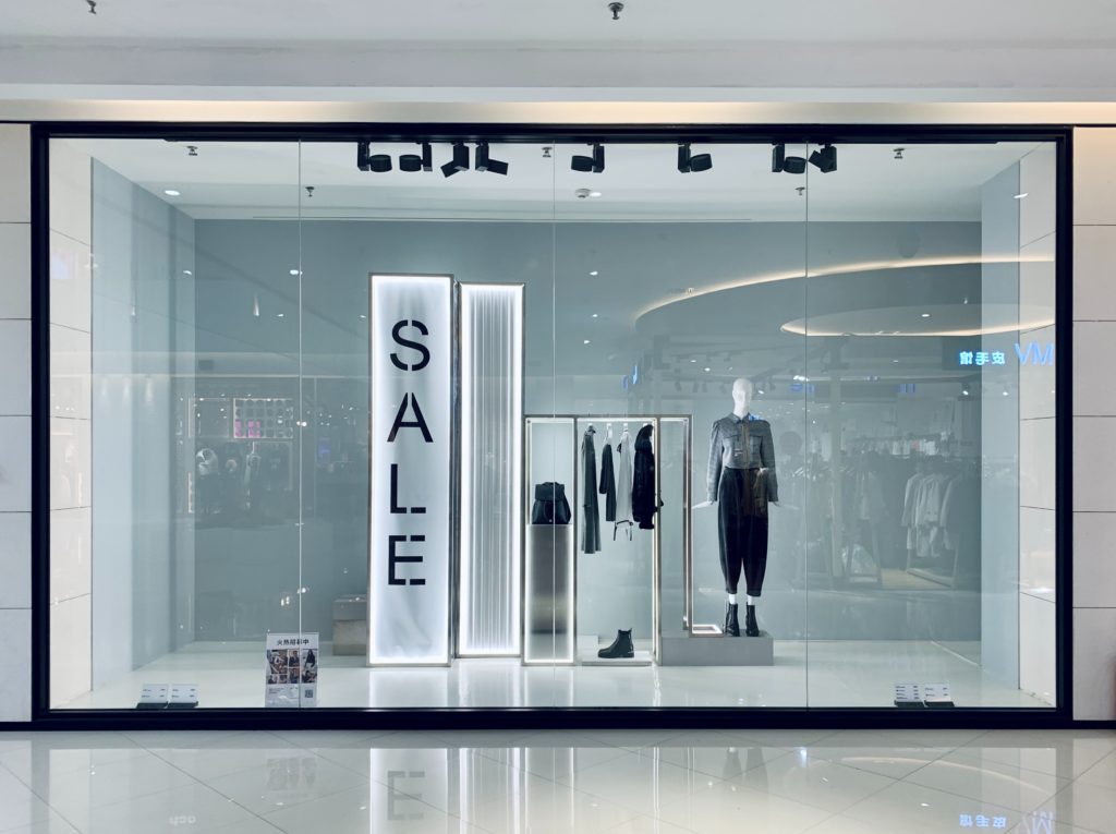 15 retail window display ideas to attract potential customers (2026)
