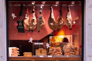 15 retail window display ideas to attract potential customers (2026)